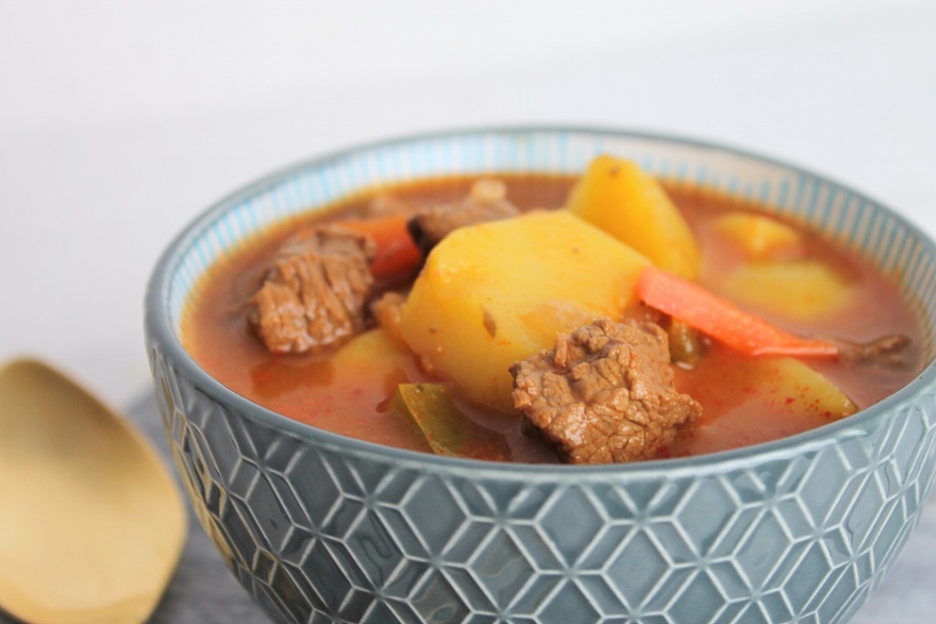 Gulasch mit Rindfleisch und Gemüse - Rindergulasch